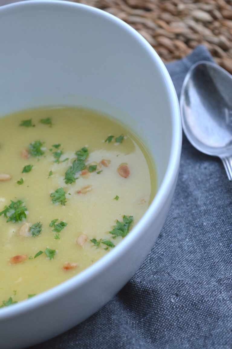 Kycklingsoppa med rostade pinjenötter