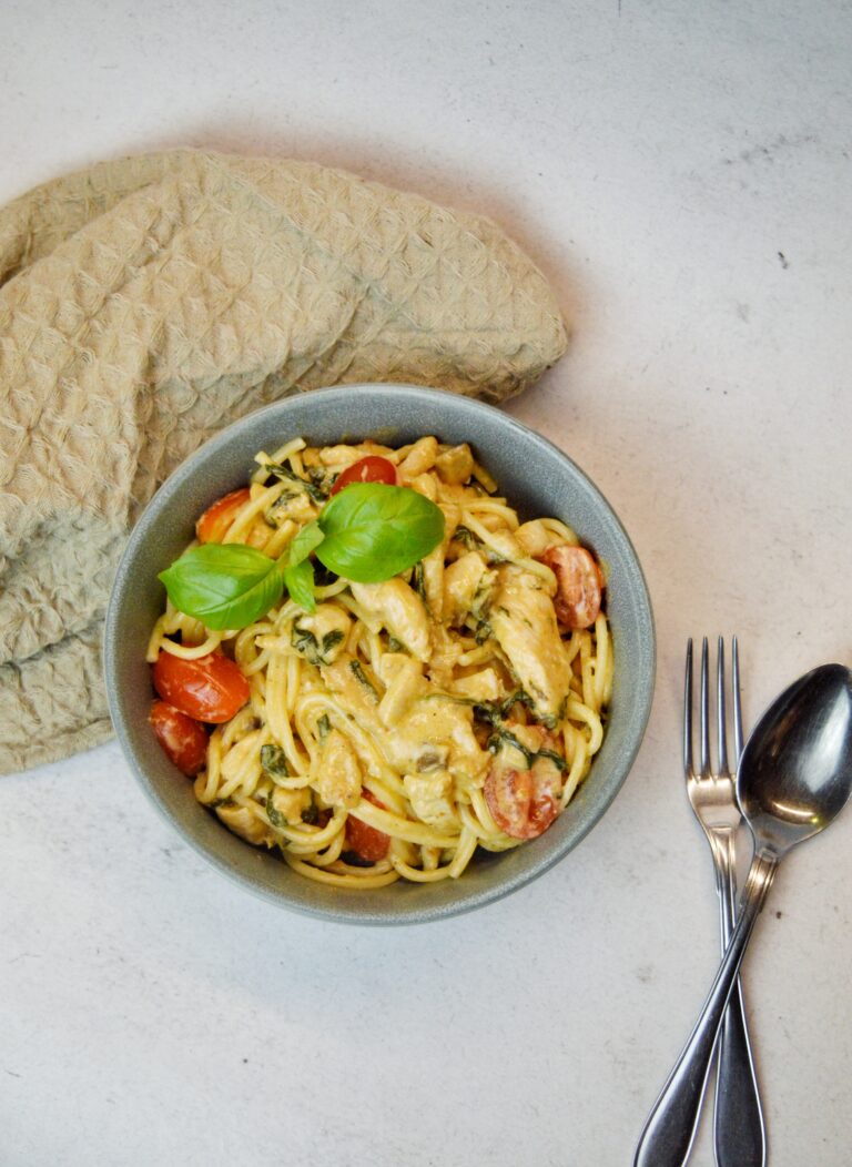 Krämig kycklingpasta med röd pesto
