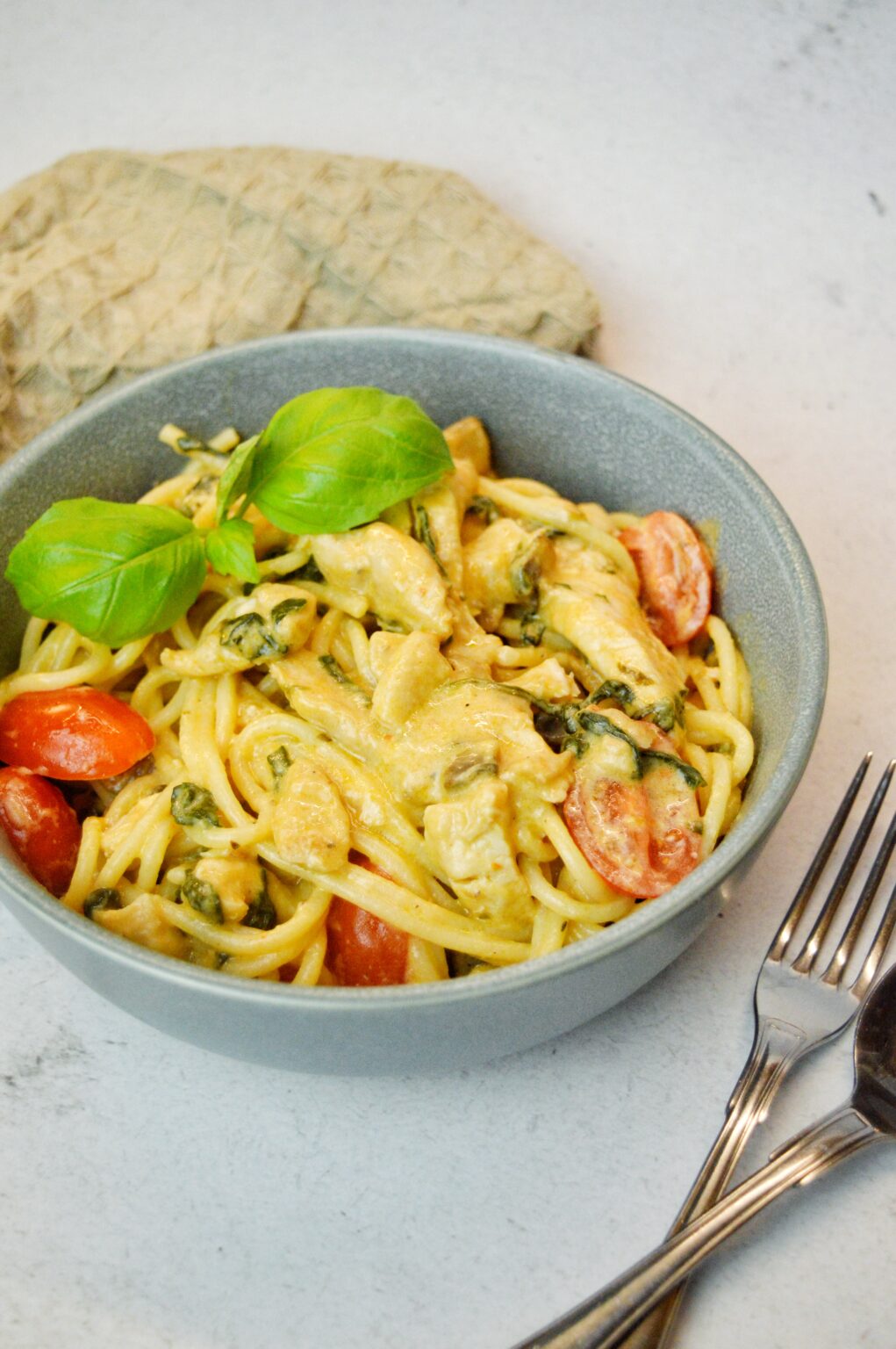 Krämig kycklingpasta med röd pesto