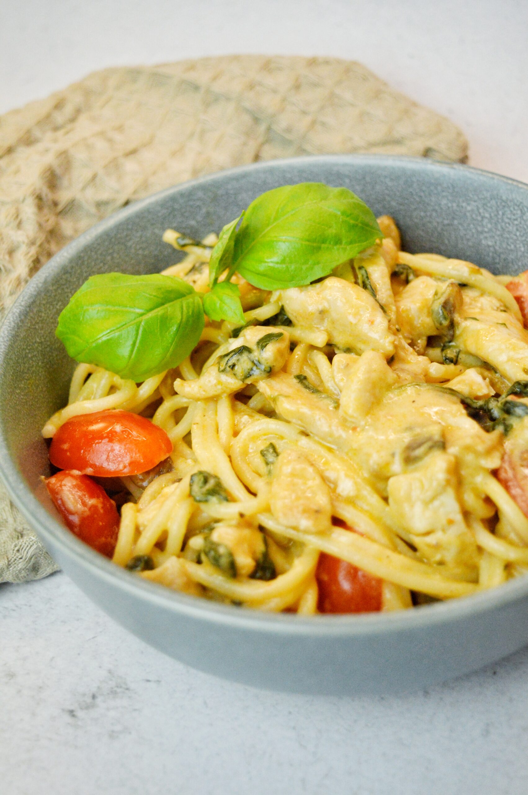 Krämig kycklingpasta med röd pesto