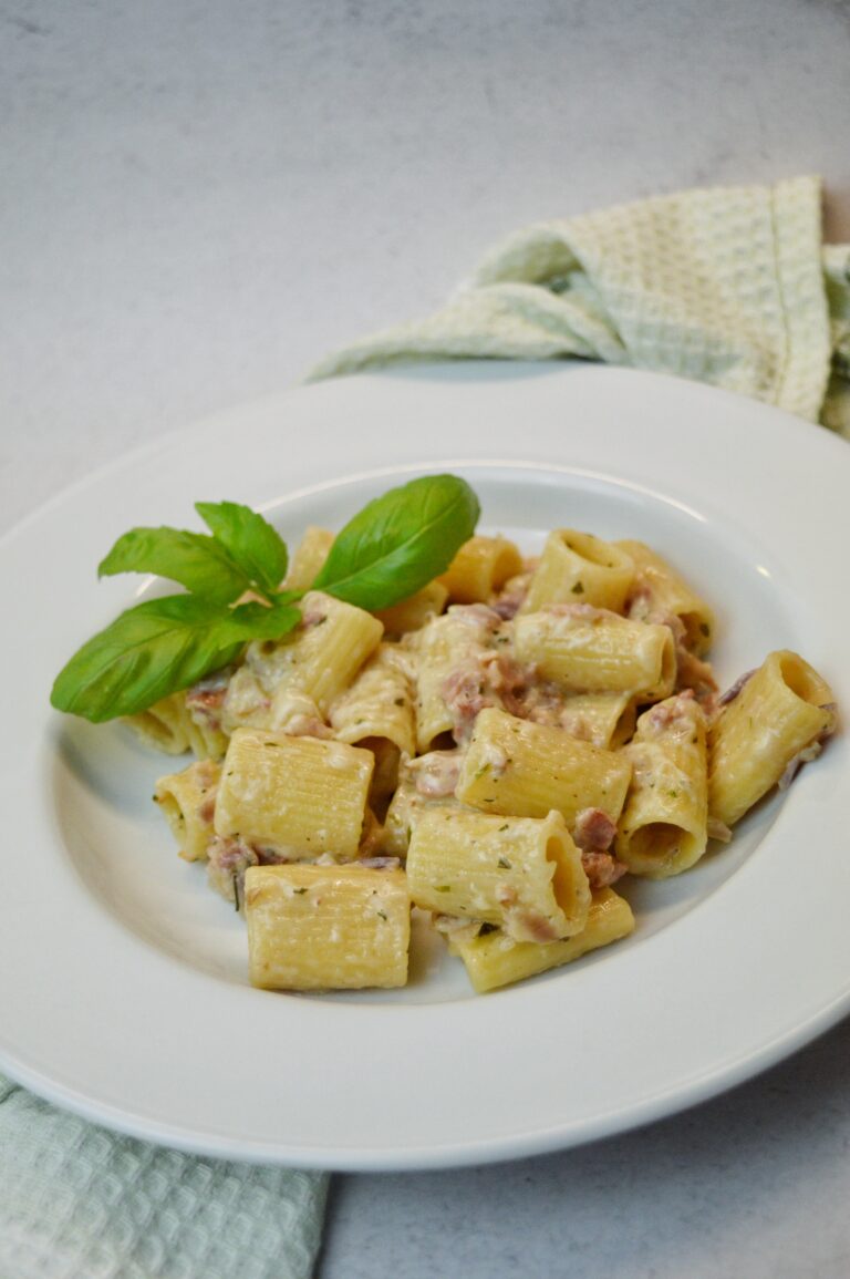 Gräddig pasta med bacon & ost
