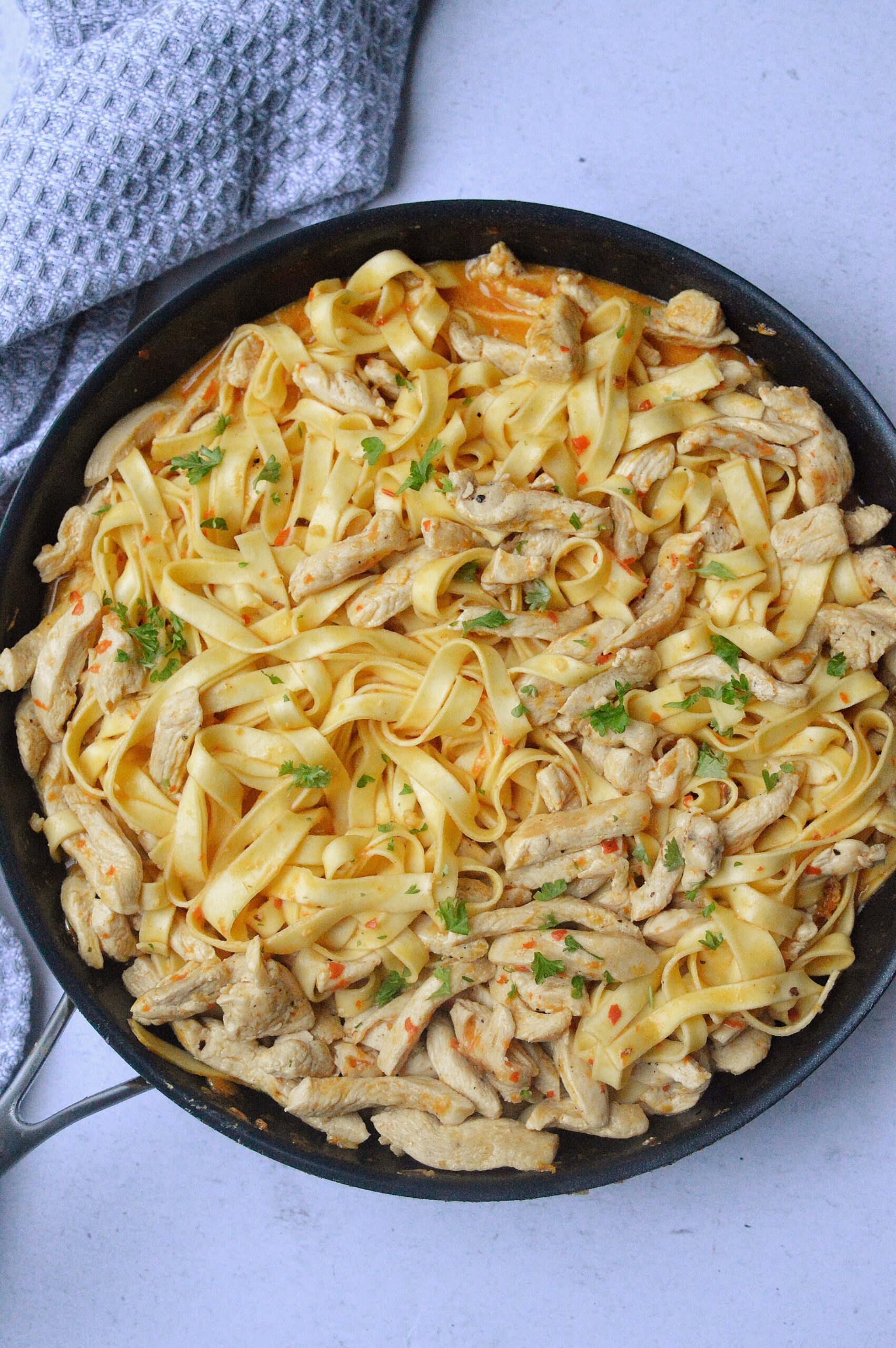 Kycklingpasta med ajvar relish