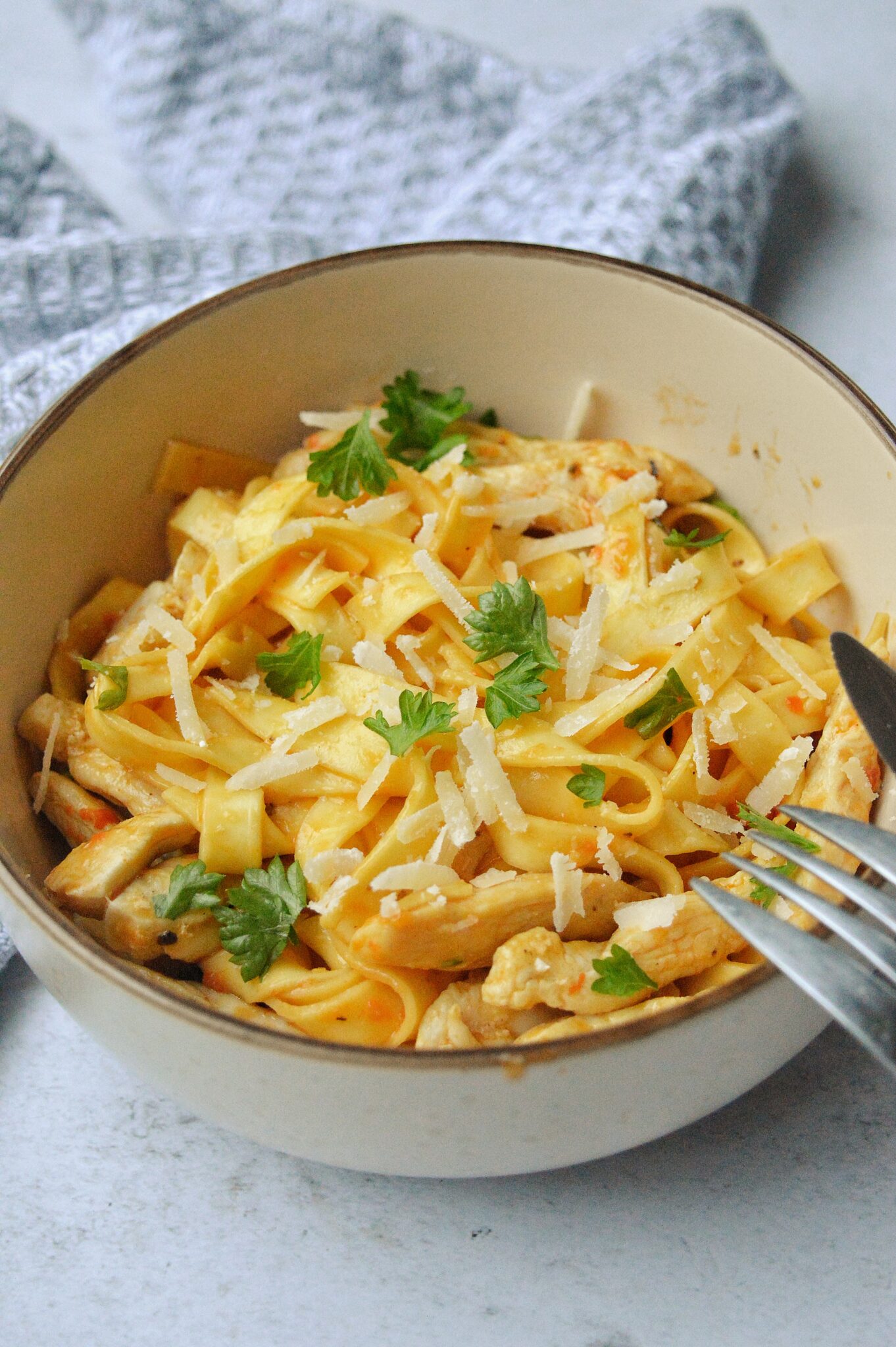 Kycklingpasta med ajvar relish