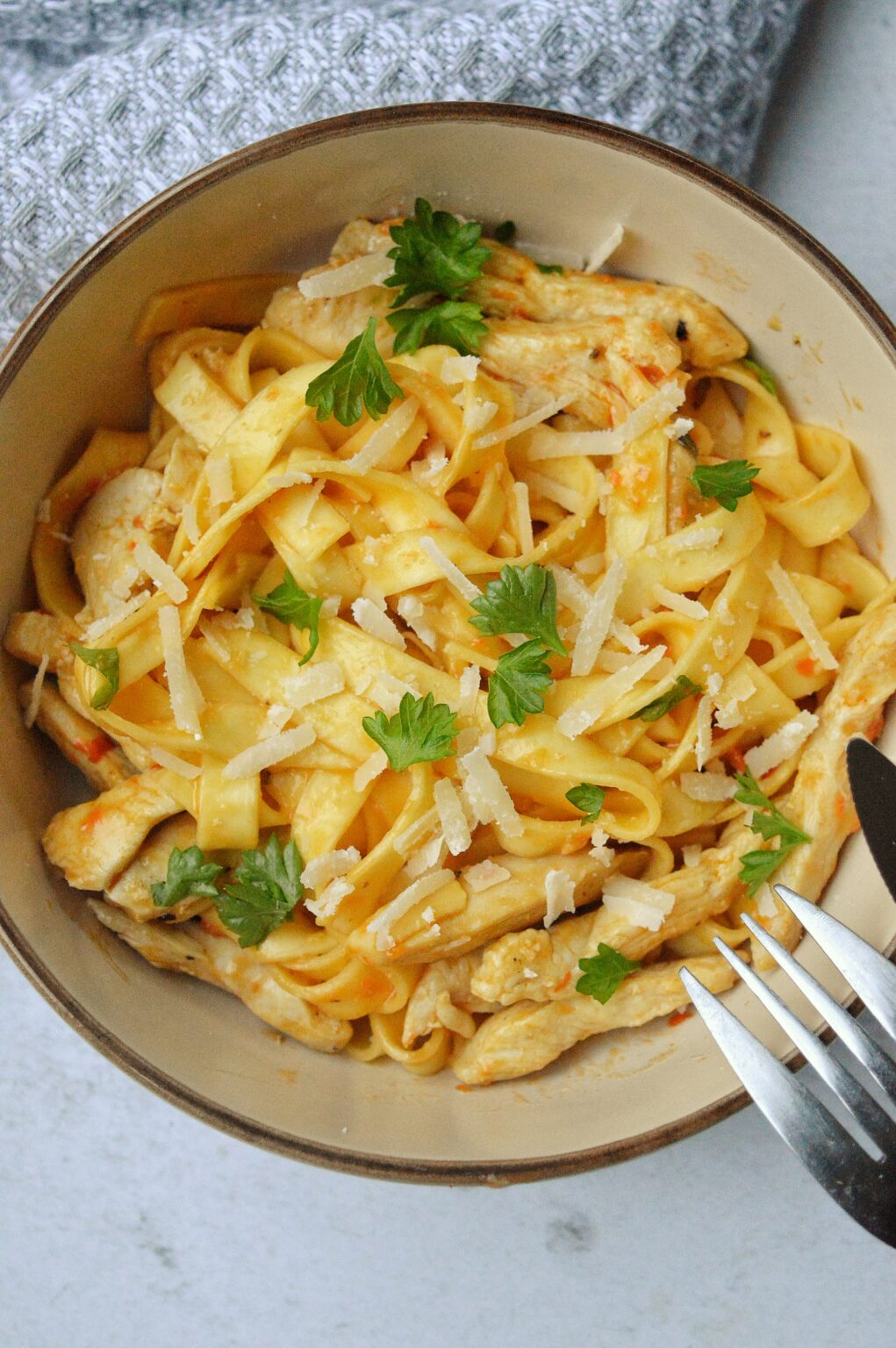 Kycklingpasta med ajvar relish
