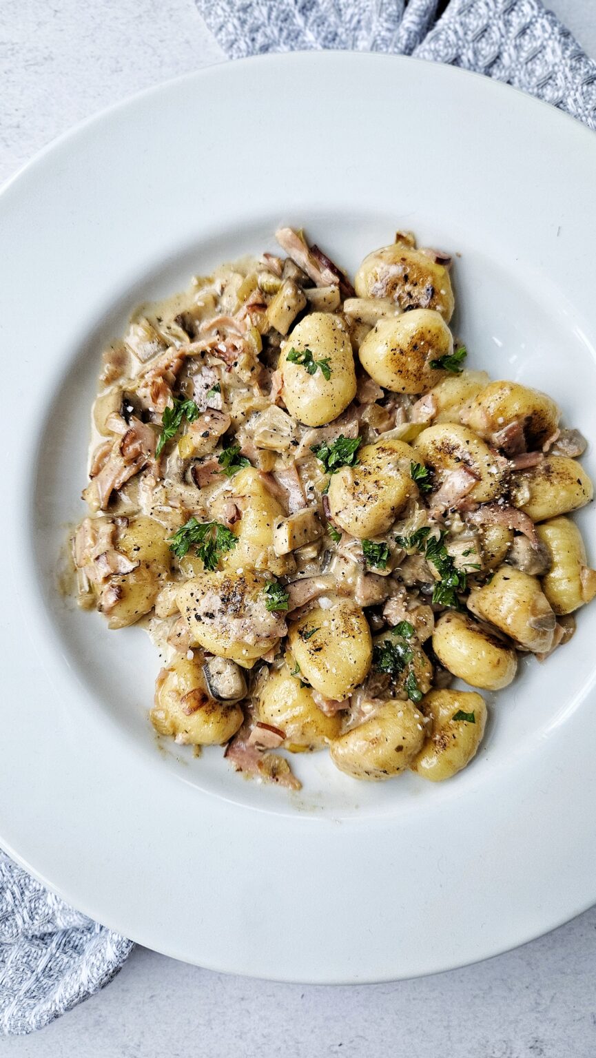 Stekt gnocchi med bacon- & svampsås